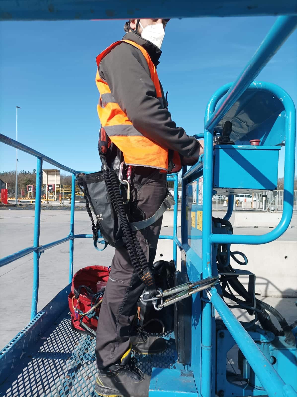 USO DE ARNÉS EN PLATAFORMA ELEVADORA PEMP: LA GUÍA DEFINITIVA - 2025